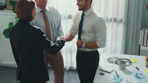 Premium Photo Professional Engineer Team Talking About Turbine Engine