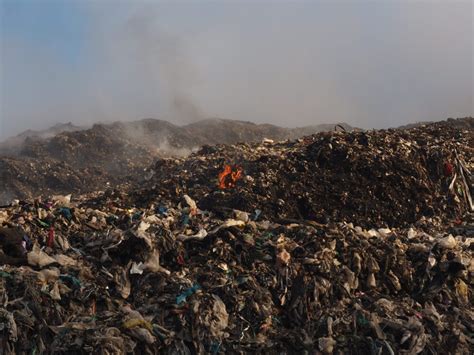 Foto Kondisi Tpa Putri Cempo Solo Di Hari Ketiga Kebakaran Mettanews Id