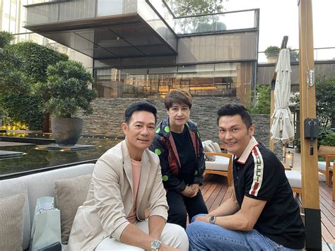 甜蜜爆灯！老婆受伤痛在心 张兆辉同关礼杰聚餐不忘托脚冰敷 360娱乐，你开心就好