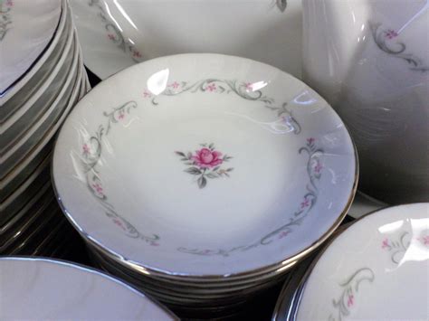 Royal Swirl Fine China Of Japan Pink Rose 98 Piece Dinnerware Set