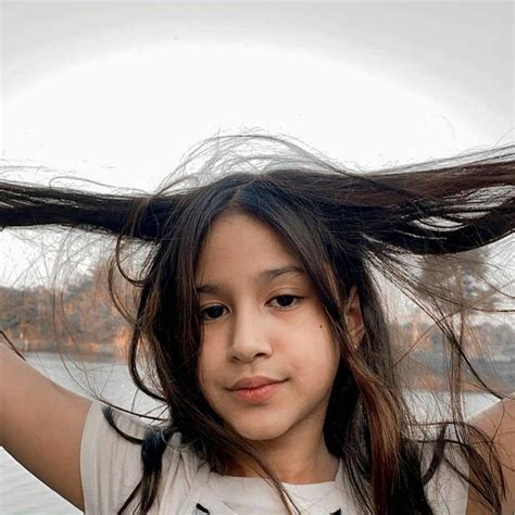 7 Potret Putri Dina Lorenza Yang Jarang Tersorot Dipuji Cantik Seperti Ibunda Foto 1