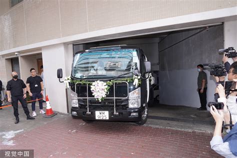 刘德华捧遗像送父亲出殡 朱丽倩牵女儿刘向蕙现身 搜狐大视野 搜狐新闻