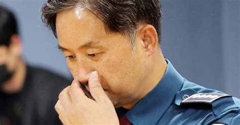 얼굴 만지는 임현규 용산경찰서장