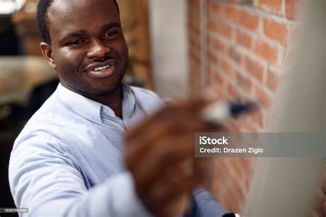 기업 사무실에서 프리젠 테이션 동안 화이트 보드에 쓰기 행복한 아프리카 계 미국인 사업가 남자에 대한 스톡 사진 및 기타 이미지