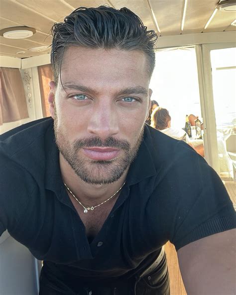 Simone Susinna Στη Μύκονο ο σταρ των ταινιών 365 ημέρες Instyle