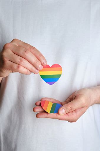 흰색 티셔츠를 입은 남자의 손에 종이에서 무지개 마음 Lgbt 플래그 6 월 Lgbtqia 프라이드 의 달 레즈비언 게이 양성
