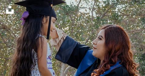 졸업 가운을 입은 여자와 드레스를 입은 소녀 옆에 모자를 쓴 여자 사진 Unsplash의 무료 졸업 이미지