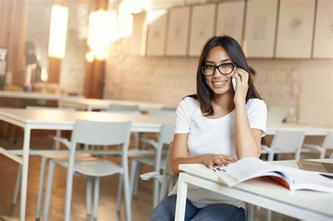 Étudiante Parlant Au Téléphone Prenant Une Pause Après Des Conférences