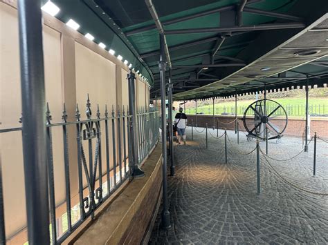 Walt Disney World Crowds Collapse Magic Kingdom Nearly Empty