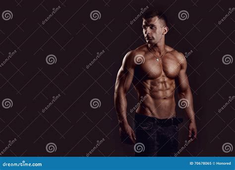 Mit Nacktem Oberkörper Junger Mann Stockbild Bild von gesund leistung
