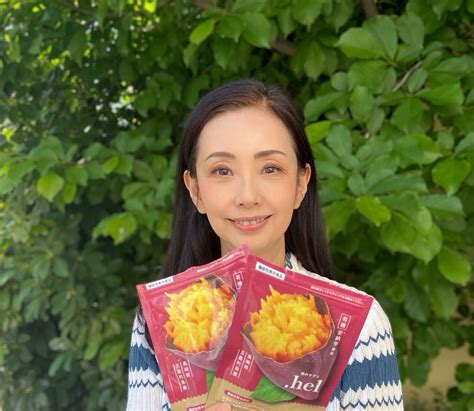 田村翔子 Shoko Tamura 昨日のお寺散策。 美しい場所に癒されました😊 こちらのスカートはjunya Watanabe のものですが、高校の同級生で世界的イラストレーター