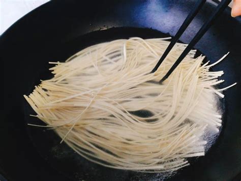 筷子拨面筷子夹面大山谷图库