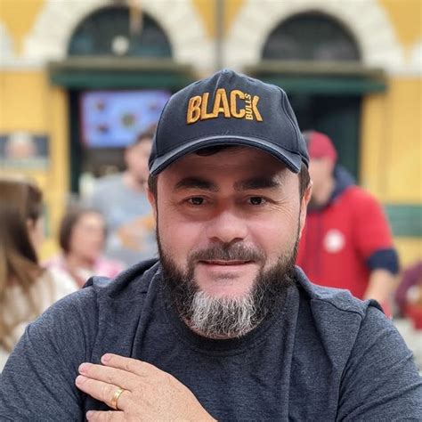 Janes Fidélis Tomelin Profjanes • Threads Say More