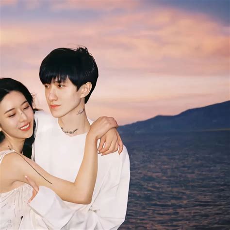 情侣在唯美黄昏下甜蜜相拥，画面浪漫温馨 男女头像｜一眼就喜欢的小众头像表情包图片动图 求表情网斗图从此不求人