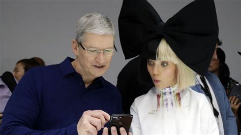People Spécial Keynote Elsa Host Adriana Lima Alessandra Ambrosio Tim Cook Sia