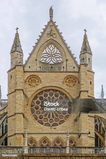 Katedral León Konstruksi Gothic Yang Mengesankan Dari Abad Ke15 Dengan 125 Jendela Kaca Patri