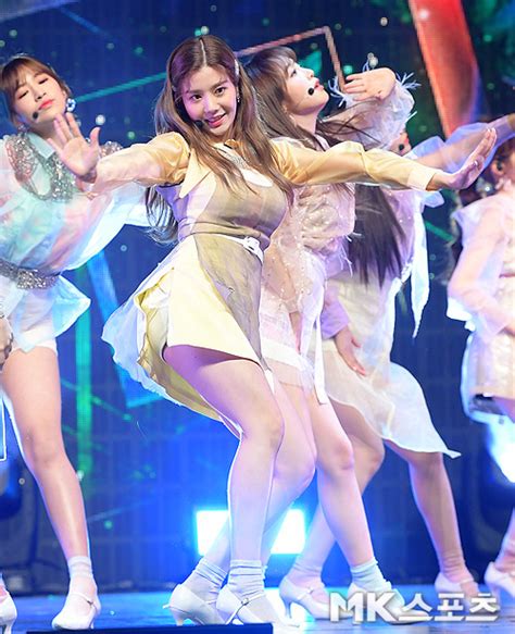 섹시한 권은비 각선미 방송연예 꾸르