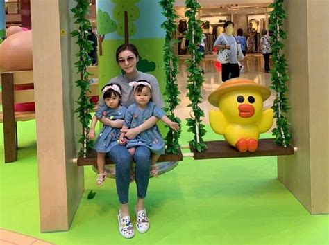 熊黛林曬雙胞胎女兒喝奶萌照，小寶貝對鏡頭搞怪眼神超有戲 每日頭條