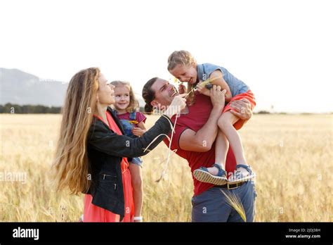 Glückliche Familie Vater der Mutter und zwei Töchter Schwestern auf der Natur bei
