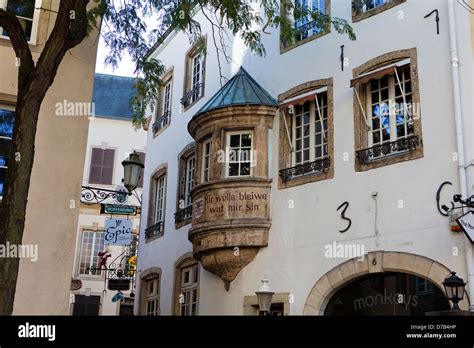 Straße Mit Kopfsteinpflaster In Der Altstadt Von Luxemburg Stadt Stockfotografie Alamy