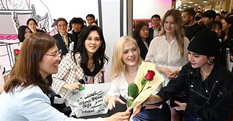 장미란·이부진 나란히 미소지으며 환영인천공항 깜짝 등장 장미란·이부진 나란히 미소지으며 환영인천공항 깜짝 등장