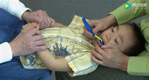 4岁不到，满口烂牙！医生竟然推荐这种奇葩的姿势给宝宝刷牙小豆苗疫苗助手