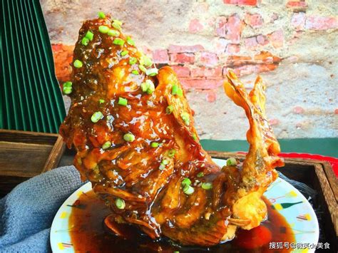 无鱼不成席，年夜饭的压轴菜鸿运糖醋鲤鱼，寓意年年有余心想事成造型