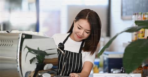 카페에서 커피를 만들기 위해 커피 머신을 사용하는 아시아 여성 주인 바리 스타 사진 Unsplash의 태국 이미지