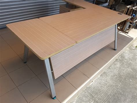 7′ L Shape Director Table