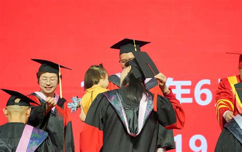 惠若琪带宝宝参加博士毕业礼 将留母校南师大任教 搜狐大视野 搜狐新闻