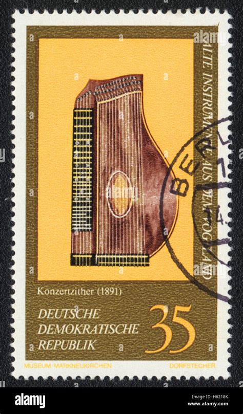 Un Timbre Poste Imprimé En Allemagne Ddr Présente Les Concerts De Musique Cithare Instrument à