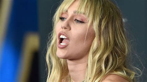Heiß Miley Cyrus Posiert Oben Ohne Für Den Rolling Stone