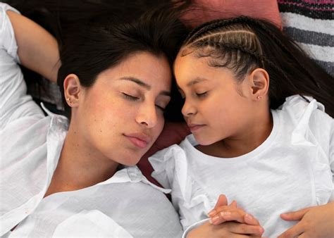 Maman Et Sa Fille Passent La Fête Des Mères Ensemble Dans Le Parc