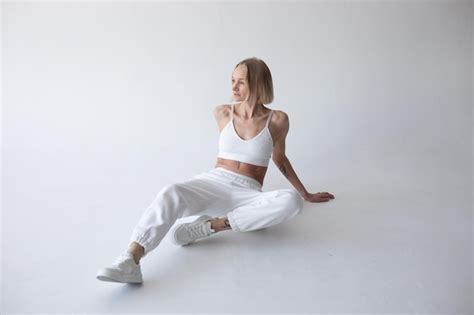 Bella Chica Rubia Con Una Camiseta Blanca Y Medias Posando Sobre Un Fondo Blanco Foto Gratis