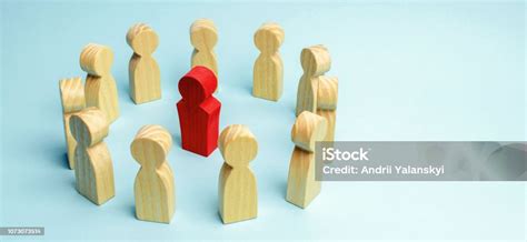 노동자의 군중은 원 안에 서 서 고 그들의 지도자 지도자 또는 Ceo 비즈니스 팀에서 리더십의 개념입니다 팀웍과 비즈니스 전략 개발입니다 팀에 효율성 증가 0명에 대한 스톡