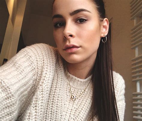 Beautiful Lena Scrolller