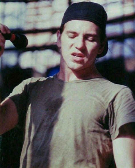 Eddie Vedder Scrolller