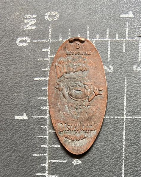 Disneyland Parc Buzz Lightyear Astro Blasters Lgm Alien Allongée Pressé