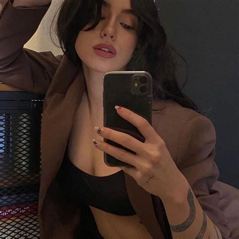 Aesthetic Brown Cute Girl Face Beautiful Curly Hair Beautiful