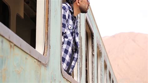 دانلود آهنگ جدید میلاد تایان و پوریا عرفانی به نام اون روزا نماشا