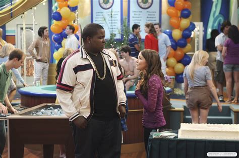 The Suite Life On Deck Stills 3x08 Party On Zoey Deutch Photo