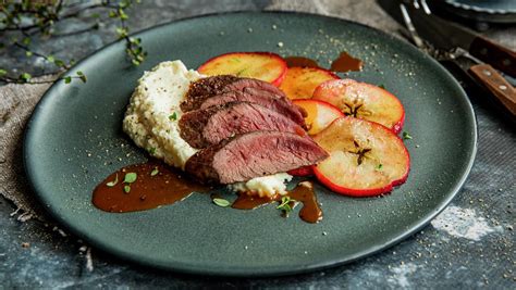 Indrefilet Av Rein Med Karamelliserte Epler Oppskrift Matprat