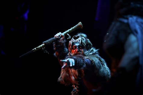 تصاویر گریم متفاوت بازیگران مطرح در این نمایش عجیب ؛ امین زندگانی و