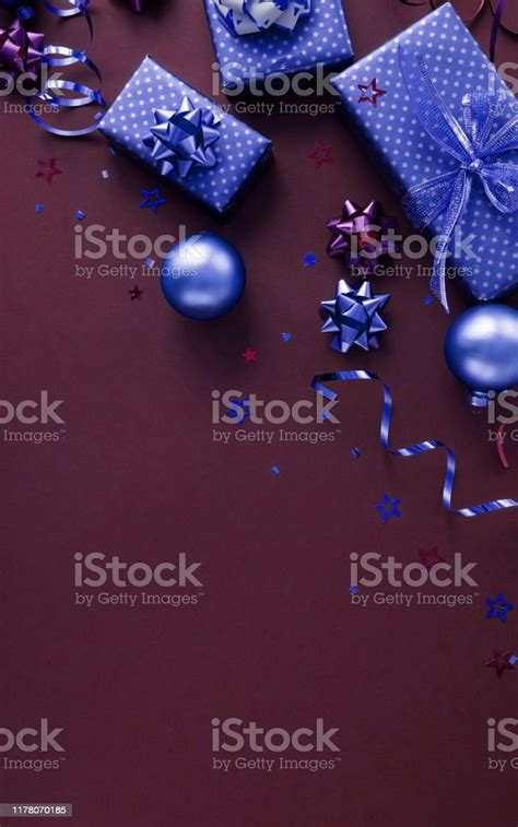 프레임 모형에서 텍스트에 대한 빈 복사 공간이 어두운 빨간색 배경에 파란색 색상의 크리스마스 또는 새해 프레임 장식 엽서 또는 초대를위한 휴일 및 축하 개념 맨 위 보기 0