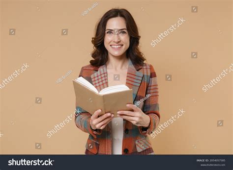 16 506 414 Imágenes De Mujeres Con Libros Imágenes Fotos Y Vectores