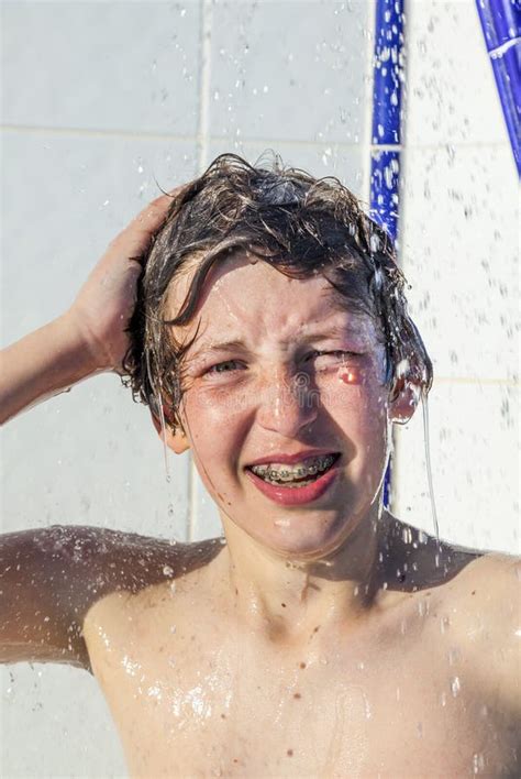 Junge Nimmt Eine Dusche An Einem Pool Stockfoto Bild Von Leute Junge