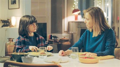 אמא גלוריה ומטפלות בעניינים נוגעים בסוגיות הבוערות של העולם מעריב