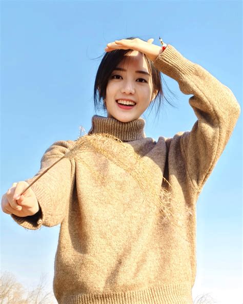 俞俐均 與天空合影！在草坪上曬太陽～🌾☀️ Instagram