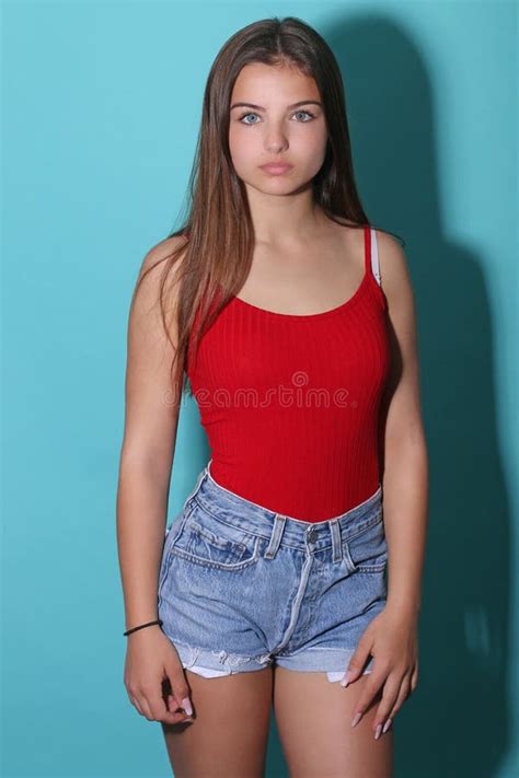 Belle Adolescente Aux Longs Cheveux Posant Image Stock Image 114163185
