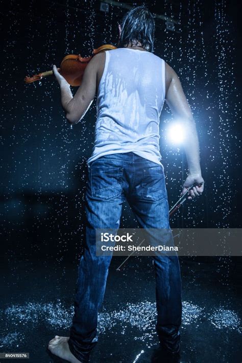 남자 놀이 바이올린 점프 비가 아래 젖은 하 고 바닥에 앉아 T 셔츠에 대한 스톡 사진 및 기타 이미지 T 셔츠 감정 시리즈 검정 머리 Istock